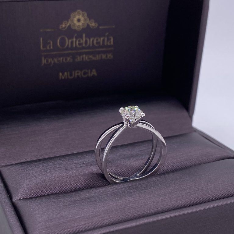 ⁠El anillo de compromiso, ¿en qué mano se lleva? - La Orfebrería
